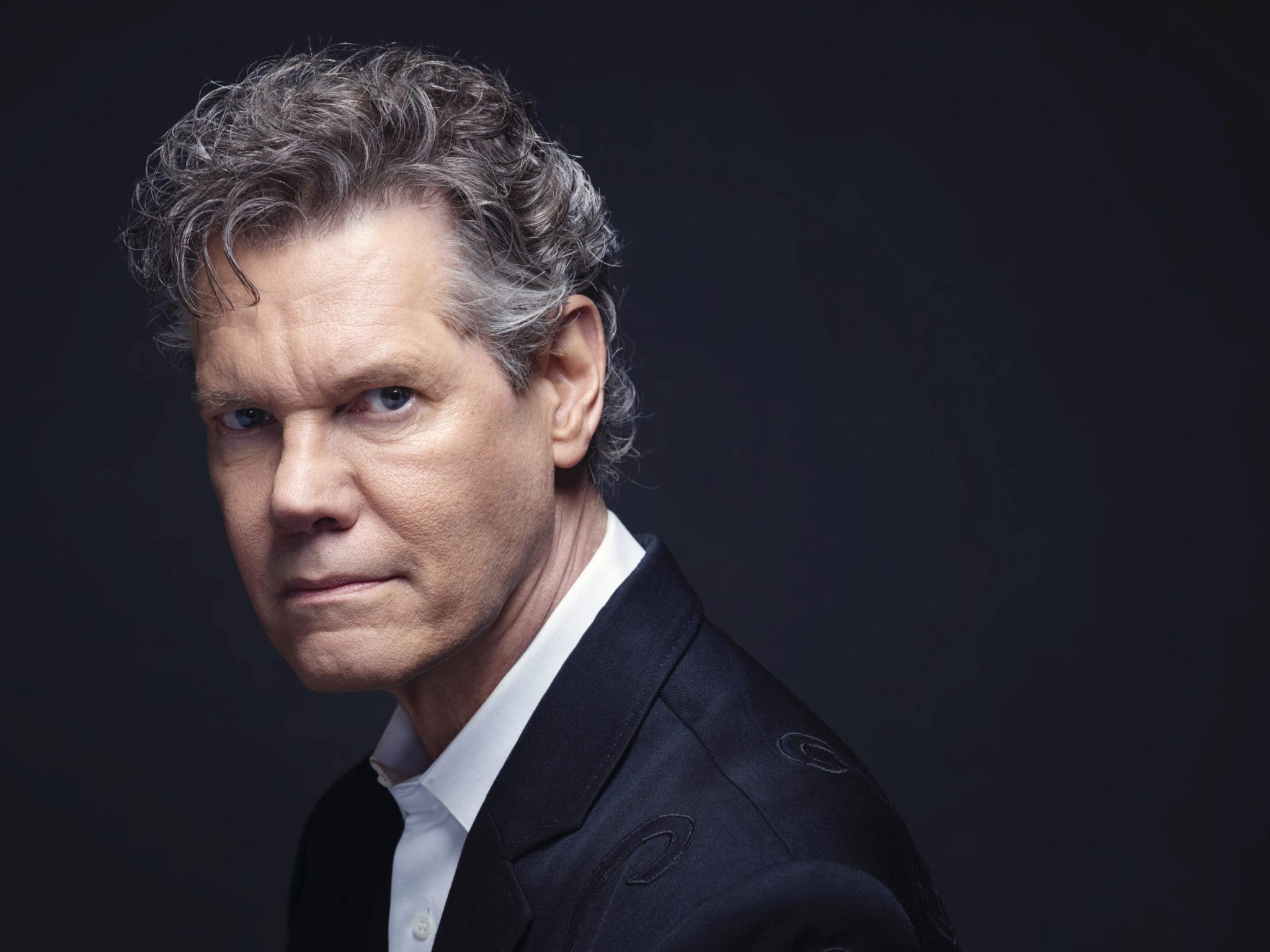 The Icon’s Quiet Battle: Randy Travis Breaks His Silence – Music News 365